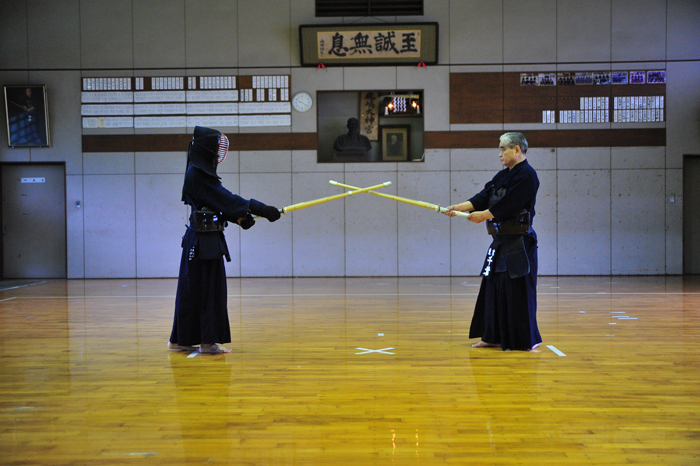Kendo lessons of Chiba Masashi vol. 2 : How to perform snappy strikes ...